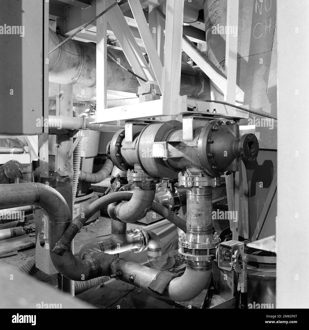 The main engine room of the guided missile frigate FORD (FFG 54). The ...