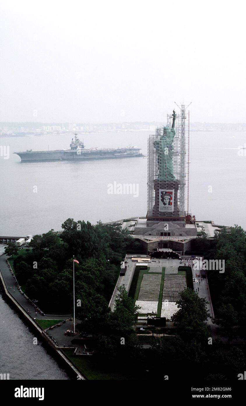 The aircraft carrier USS INDEPENDENCE (CV-62) is anchored near Liberty ...