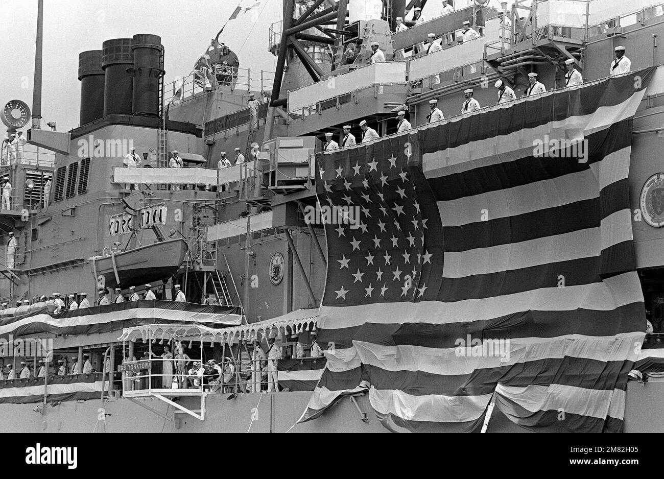 Crew members of the Aegis guided missile cruiser USS YORKTOWN (CG 48 ...
