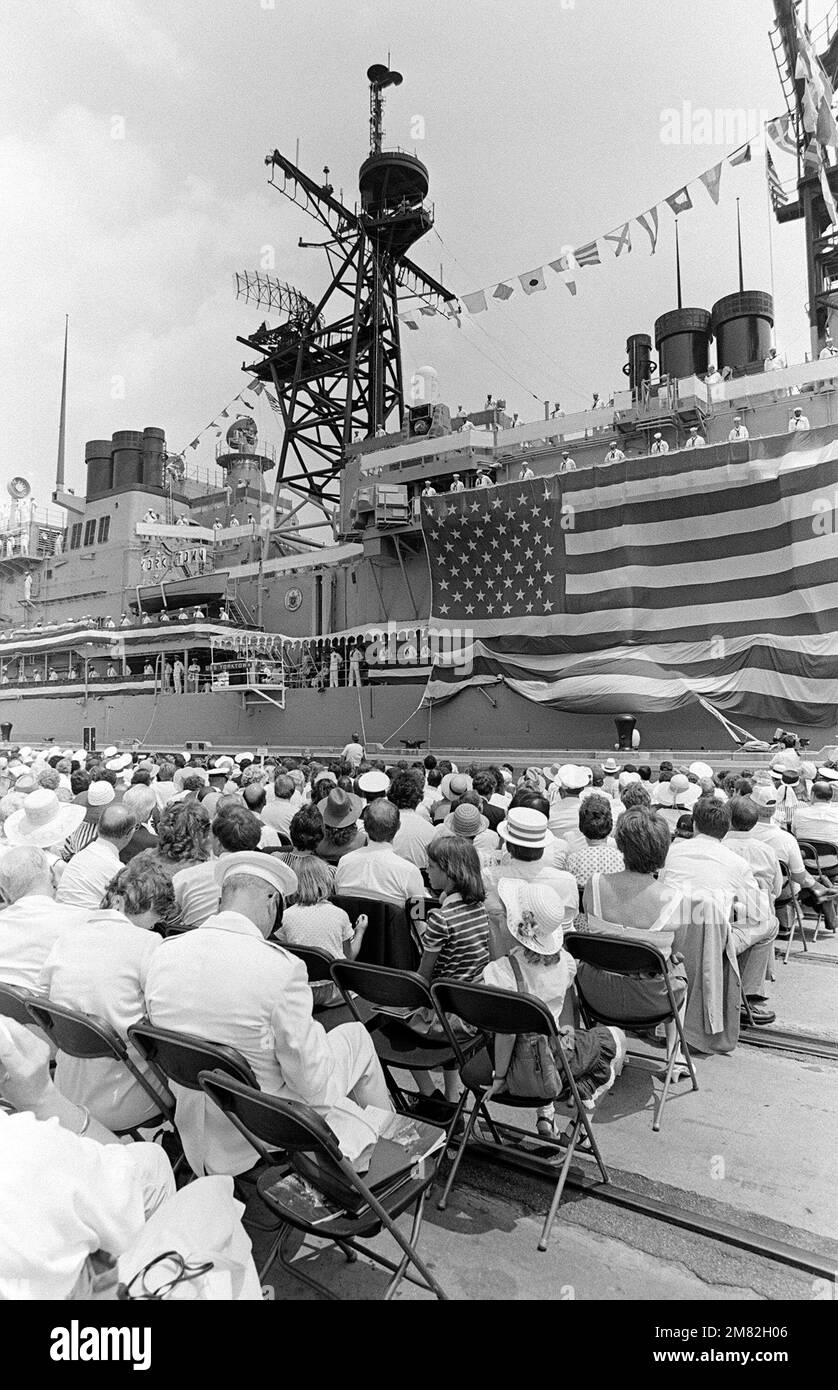 Crew members of the Aegis guided missile cruiser USS YORKTOWN (CG 48 ...