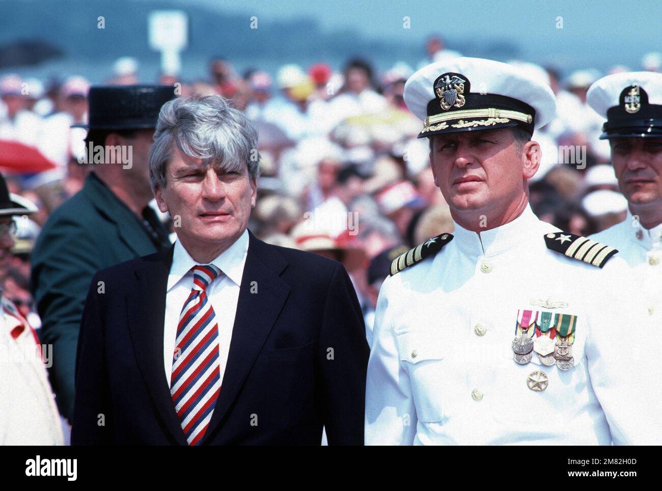 Senator John Warner, R-Virginia, left, stands with Captain Carl A ...