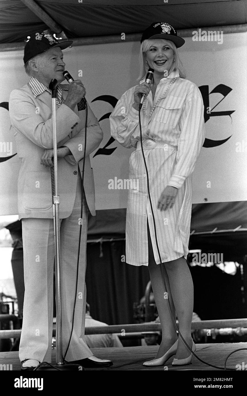 Bob Hope and actress Ann Jillian entertain sailors and shipyard workers ...