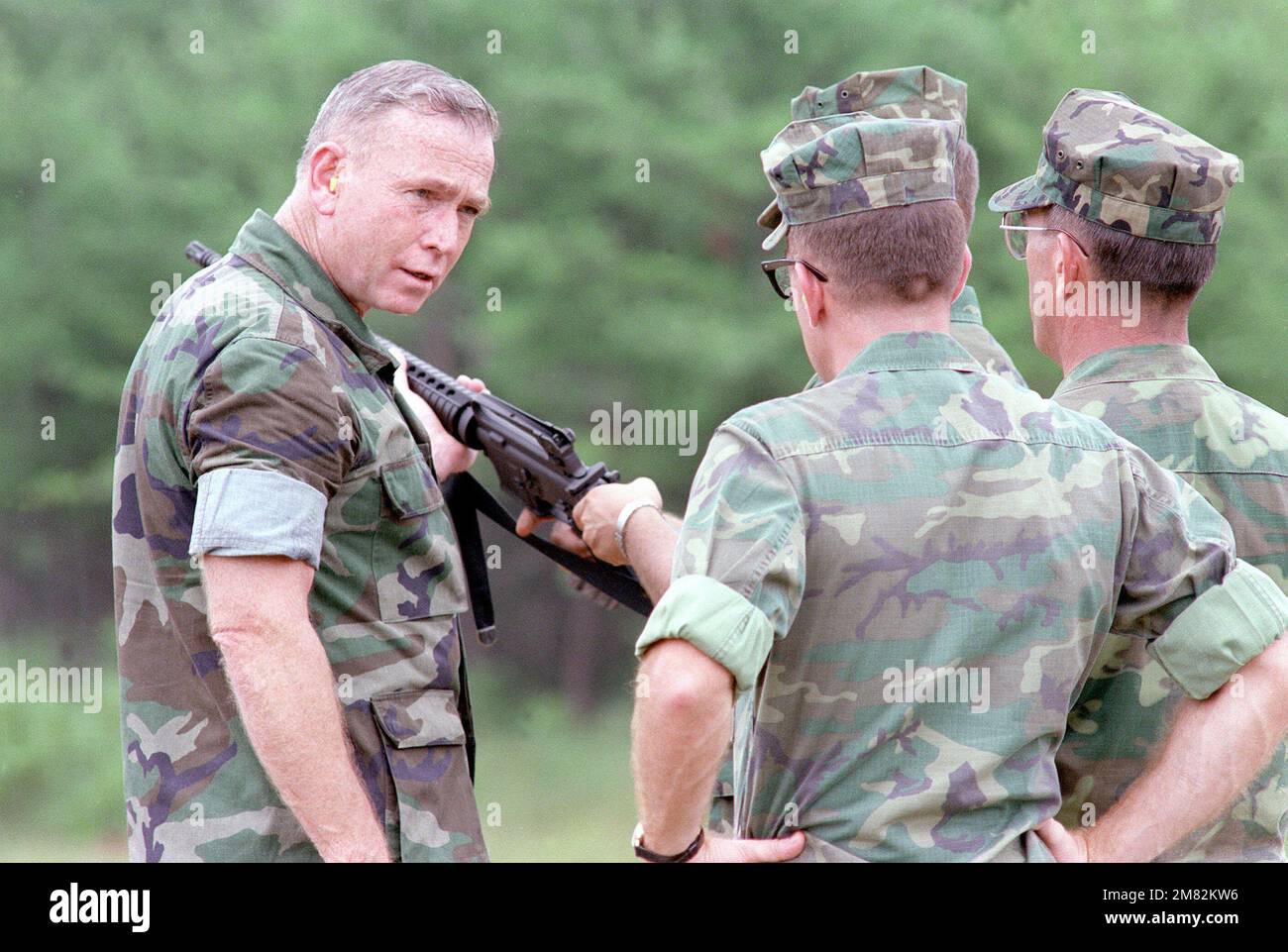 Weapons Training Battalion instructors brief Commandant of the Marine ...