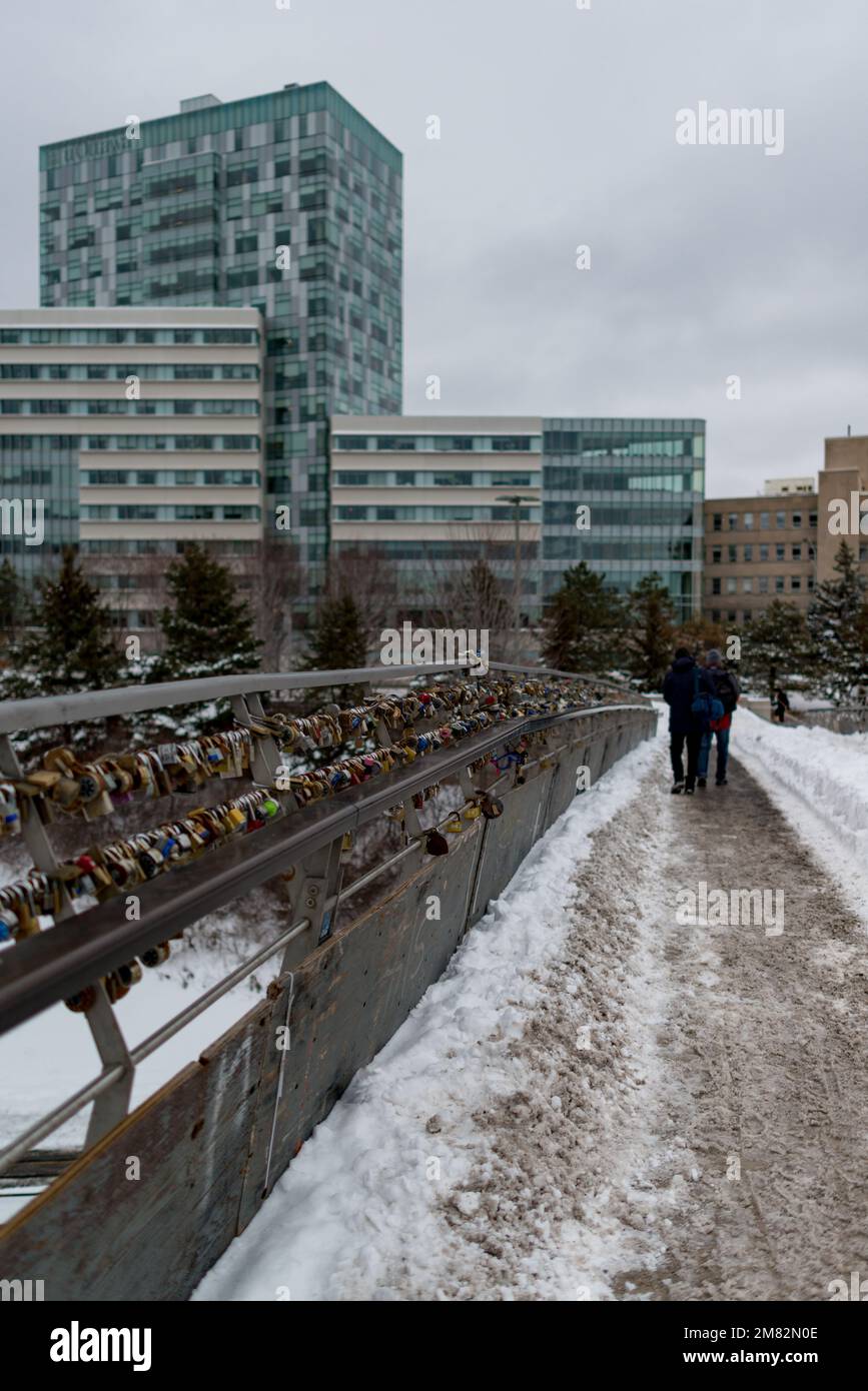 Cadenas sur la passerelle de Corktown, Ottawa, Ontario, Canada Stock ...
