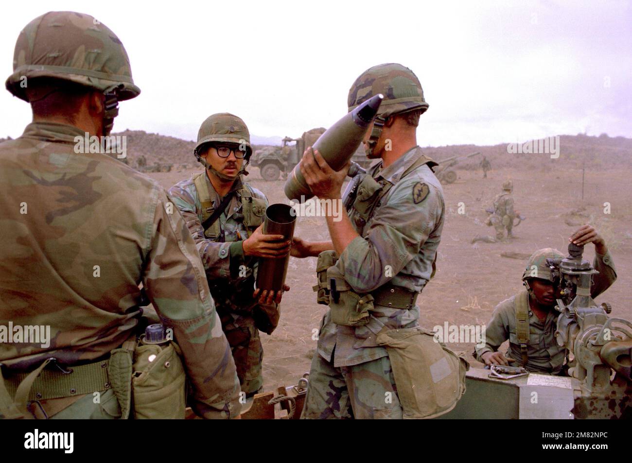 Firing an artillery shell hi-res stock photography and images - Alamy