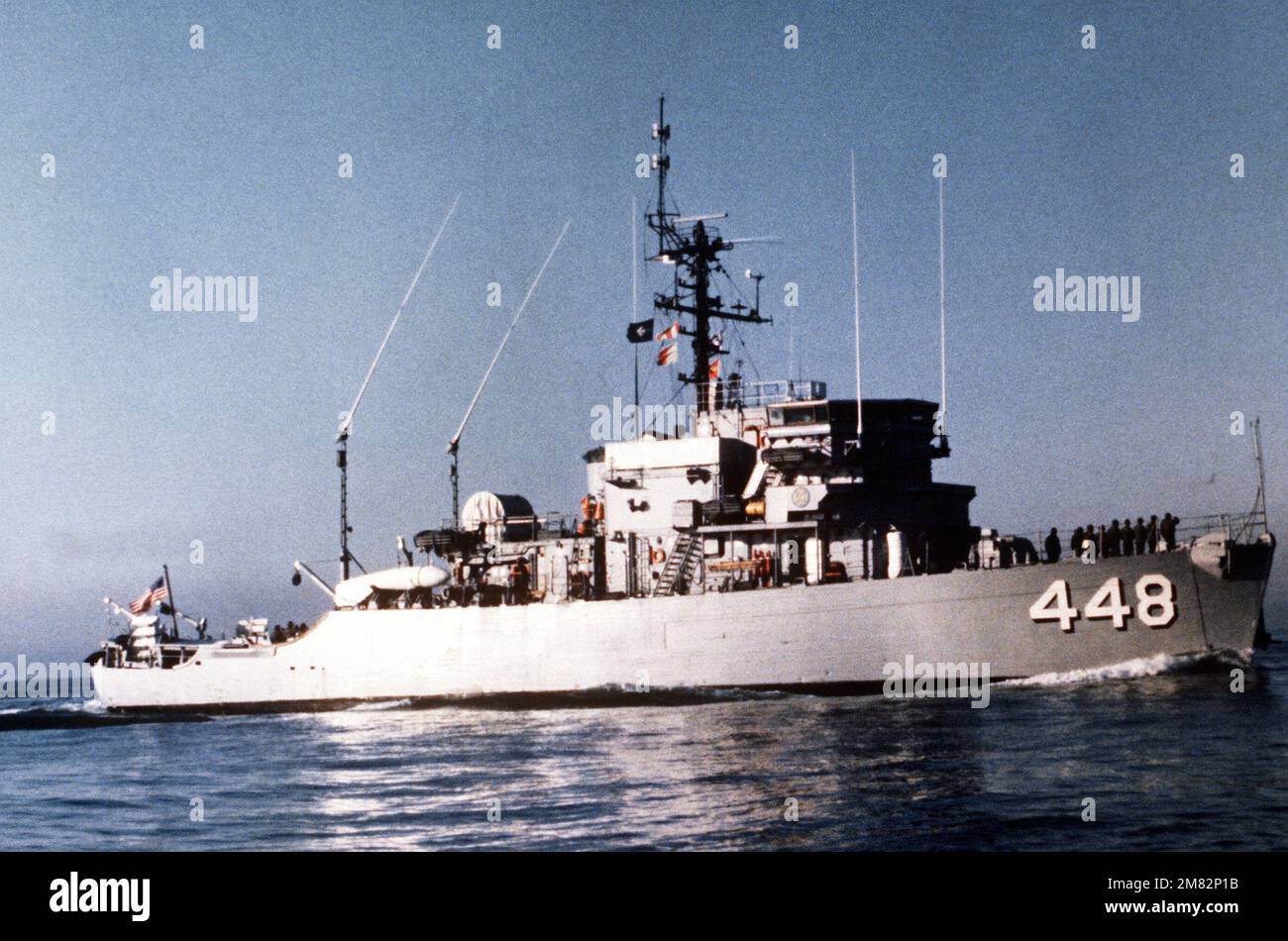 Starborad view of the ocean minesweeper USS ILLUSIVE (MSO 448) underway ...