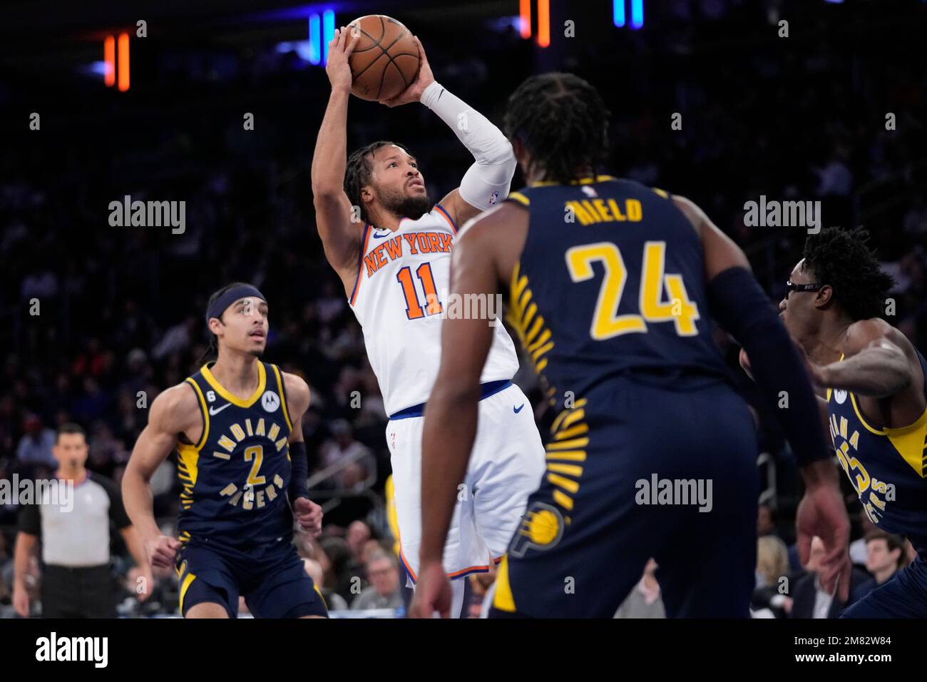 New York Knicks guard Jalen Brunson (11) goes to the basket against ...