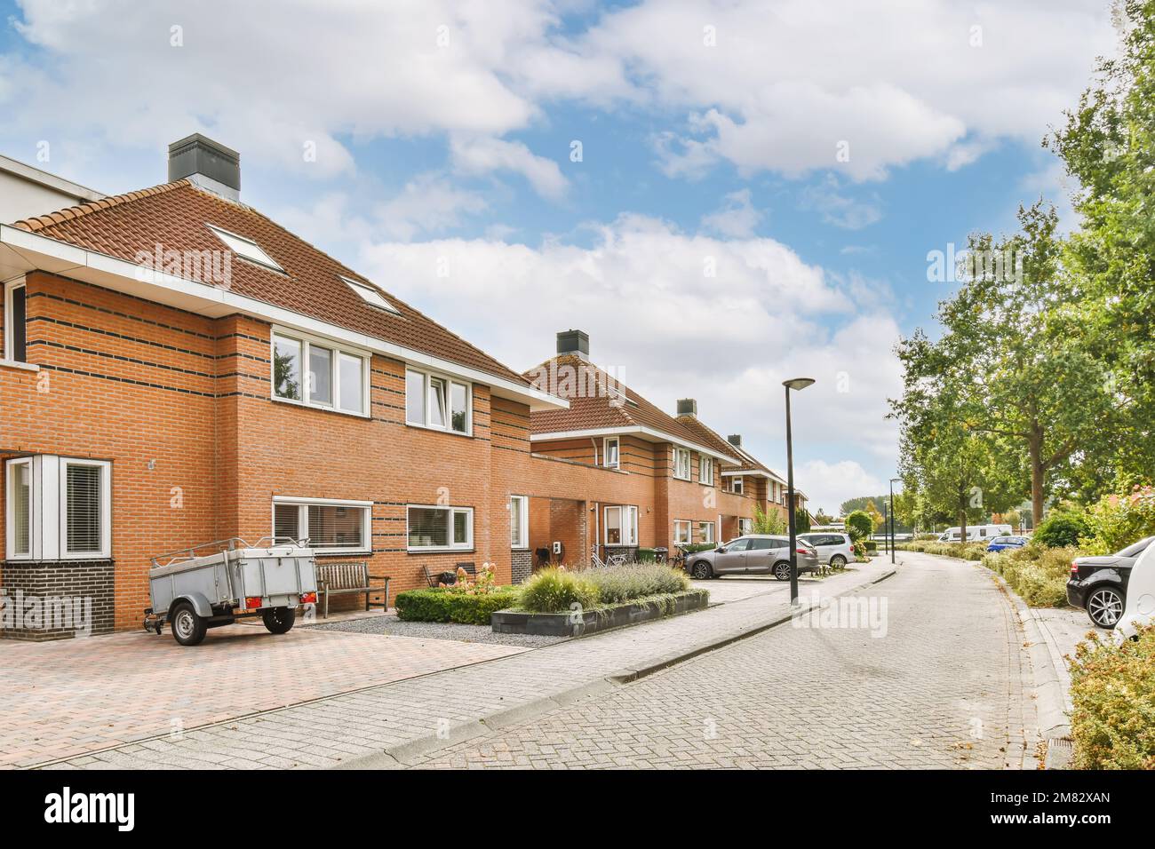 Row house living street hi-res stock photography and images - Alamy