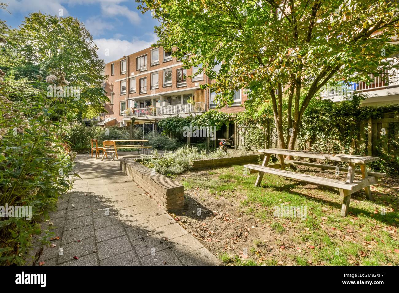 Back to back outdoor benches hi-res stock photography and images - Alamy