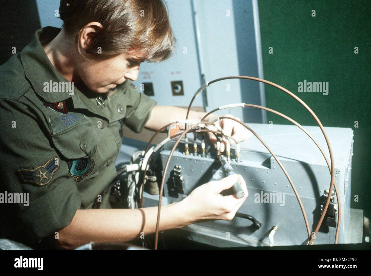 AIRMAN 1ST Class (A1C) Cindy Cross microtorques a fitting in an ...