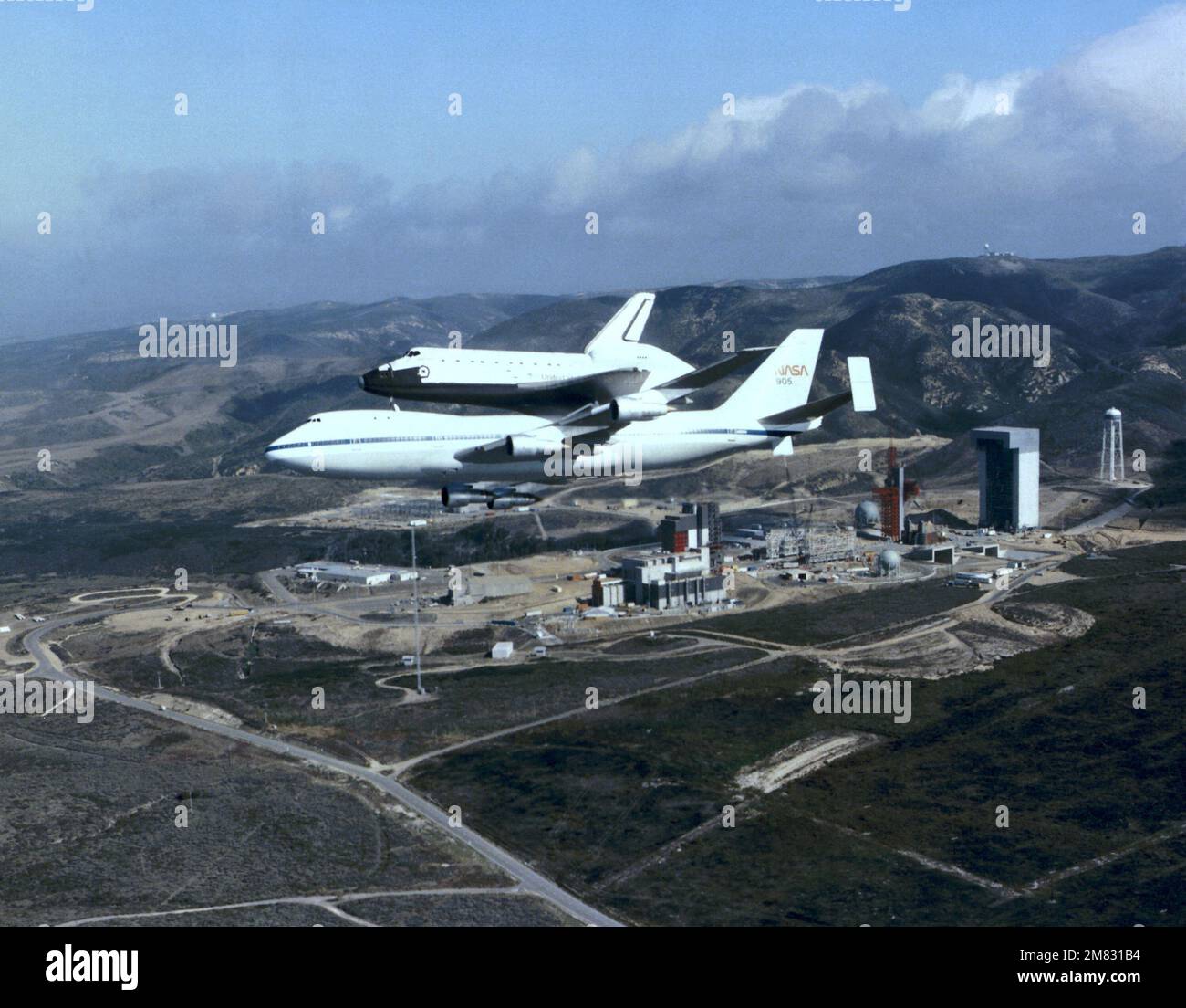 An air-to-air left side view of the space shuttle orbiter Discovery ...