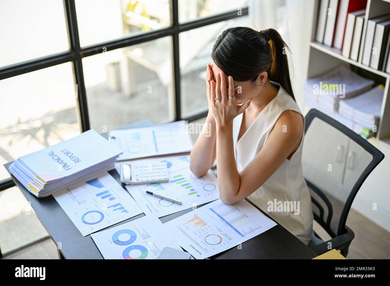 Female ceo desk upset hi-res stock photography and images - Alamy