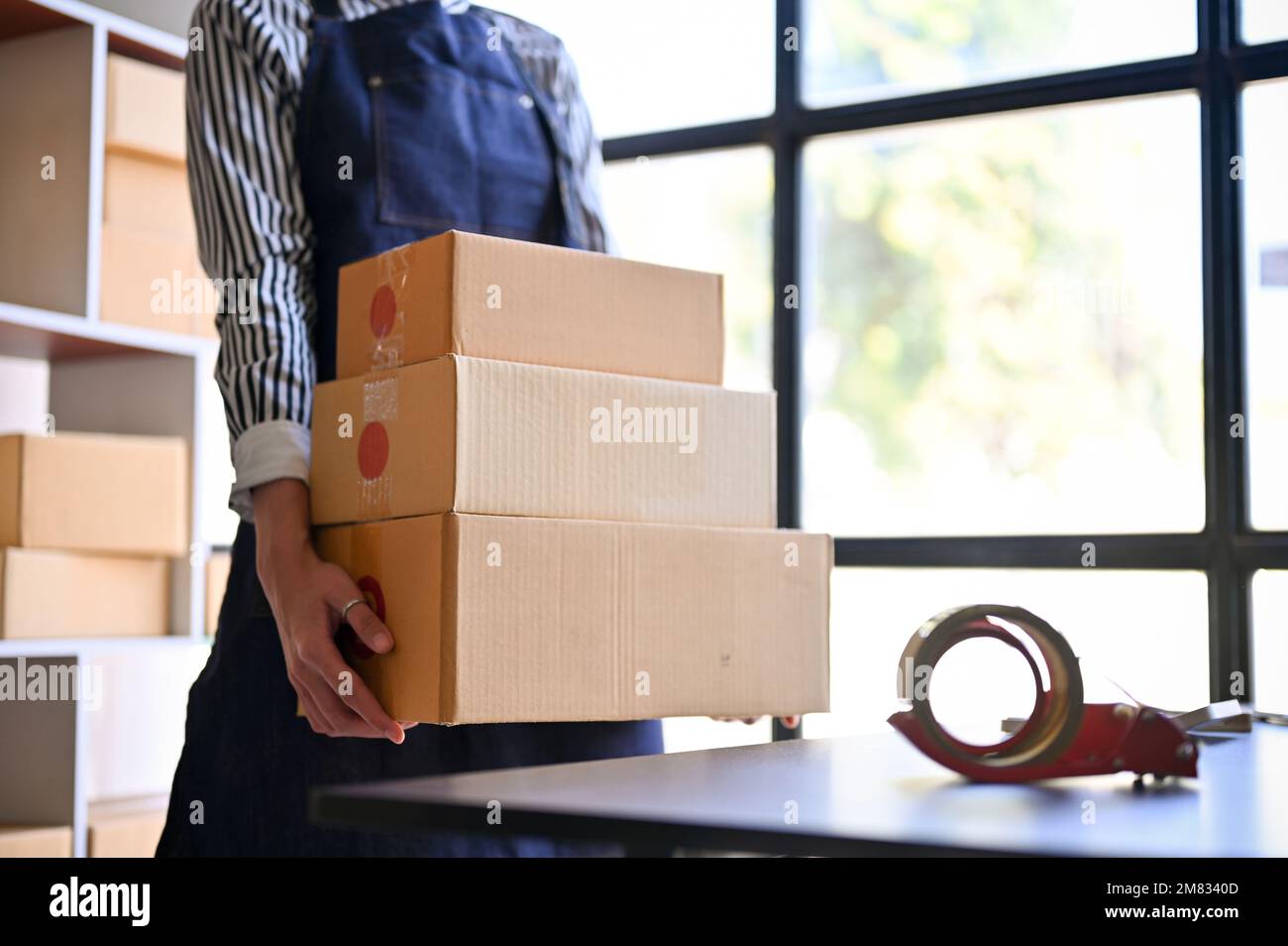 Office worker packing boxes hi-res stock photography and images - Alamy