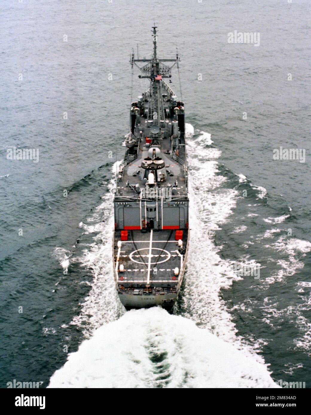 An elevated stern view of the guided missile frigate HAWES (FFG-53 ...