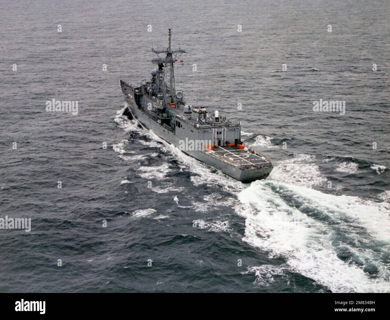 A port quarter view of the guided missile frigate HAWES (FFG-53 ...