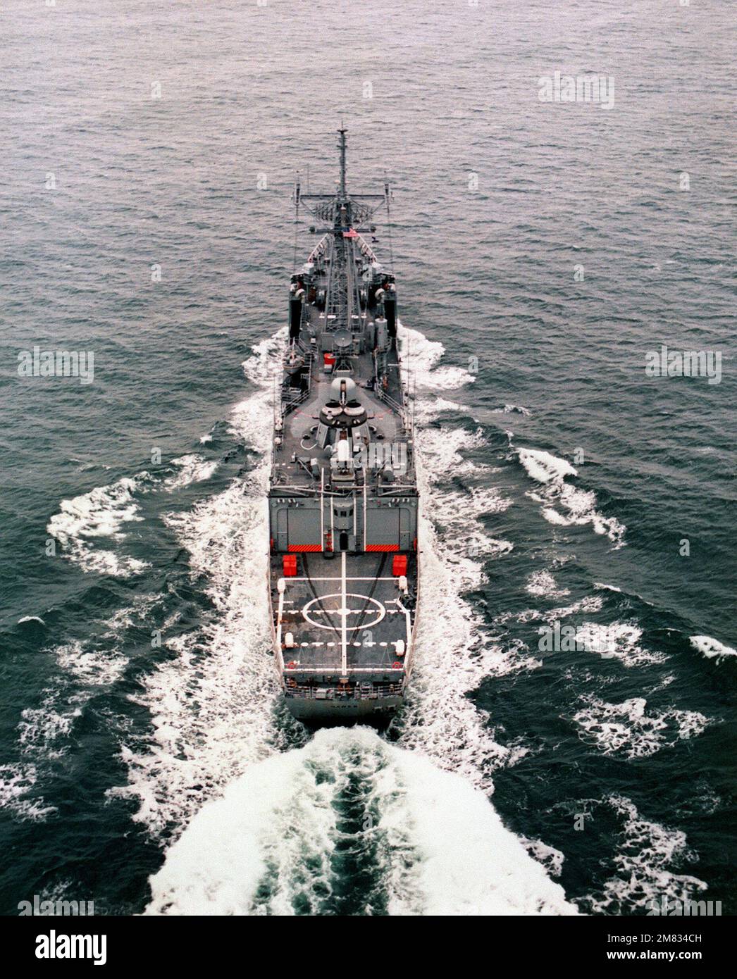 A stern view of the guided missile frigate HAWES (FFG-53) underway ...
