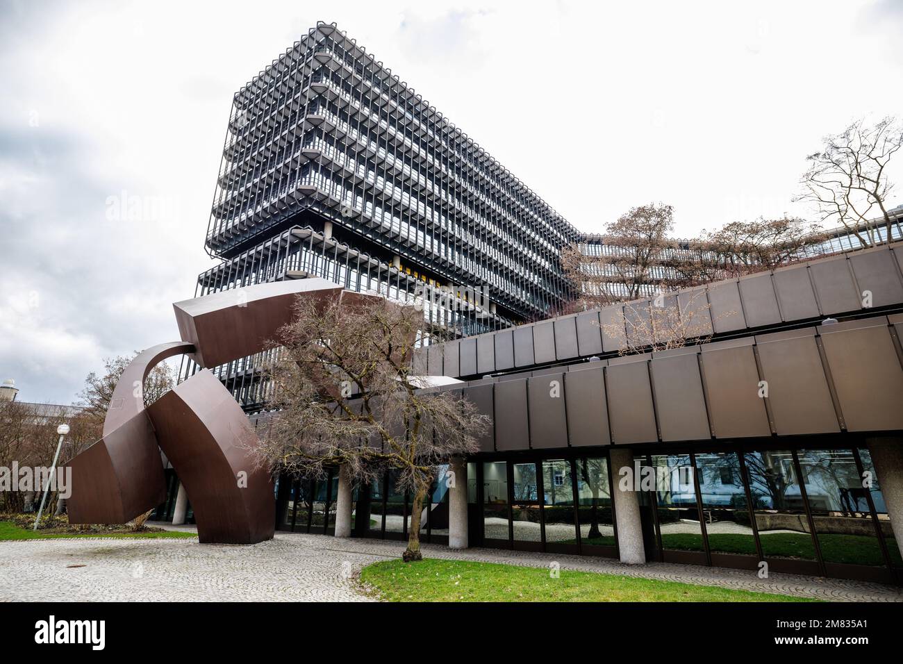 Munich, Germany. 10th Jan, 2023. The sculpture "Cross-Bend" by Phillip ...