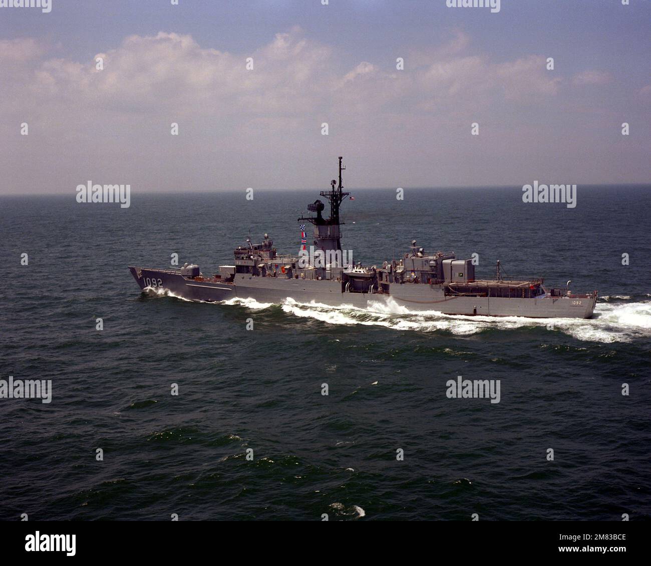A port quarter view of the frigate USS THOMAS C. HART (FF-1092 ...
