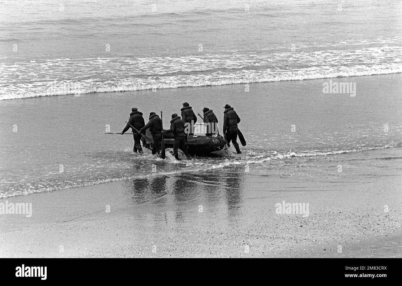 A U.S. Navy Basic Underwater Demolition/Sea-Air-Land (SEAL) (BUD/S ...