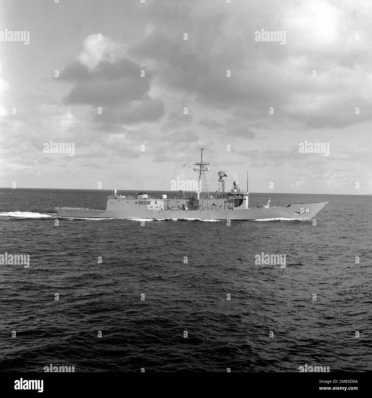 A starboard beam view of the guided missile frigate FORD (FFG-54 ...
