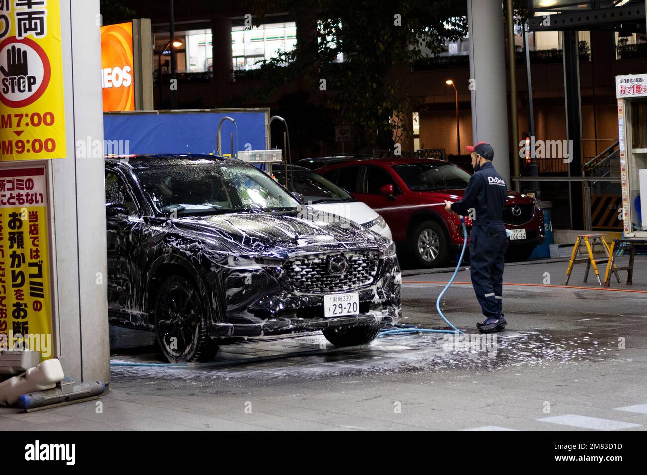 Yokohama, Kanagawa, Japan. 5th Nov, 2022. An Enos gas station employee ...