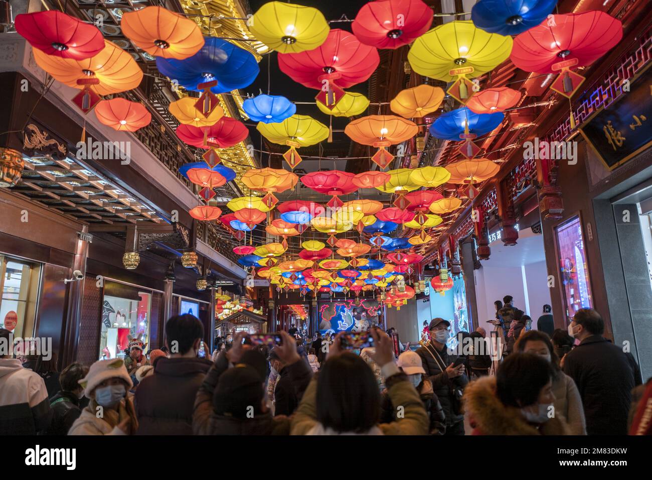 Yuyuan Garden Lantern Festival bustles, welcoming the coming of the ...