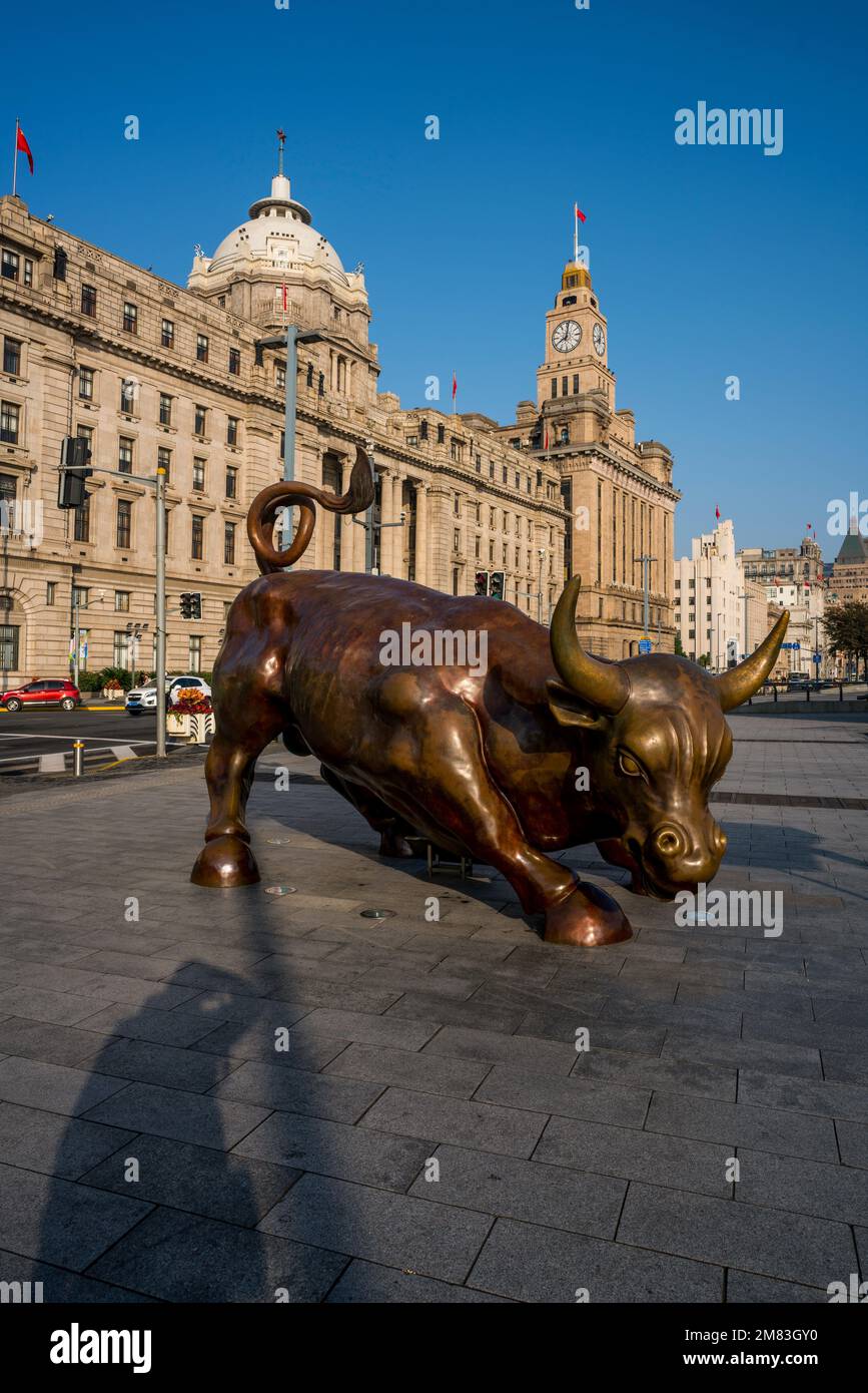 Shanghai bund bull sculpture hi-res stock photography and images - Alamy
