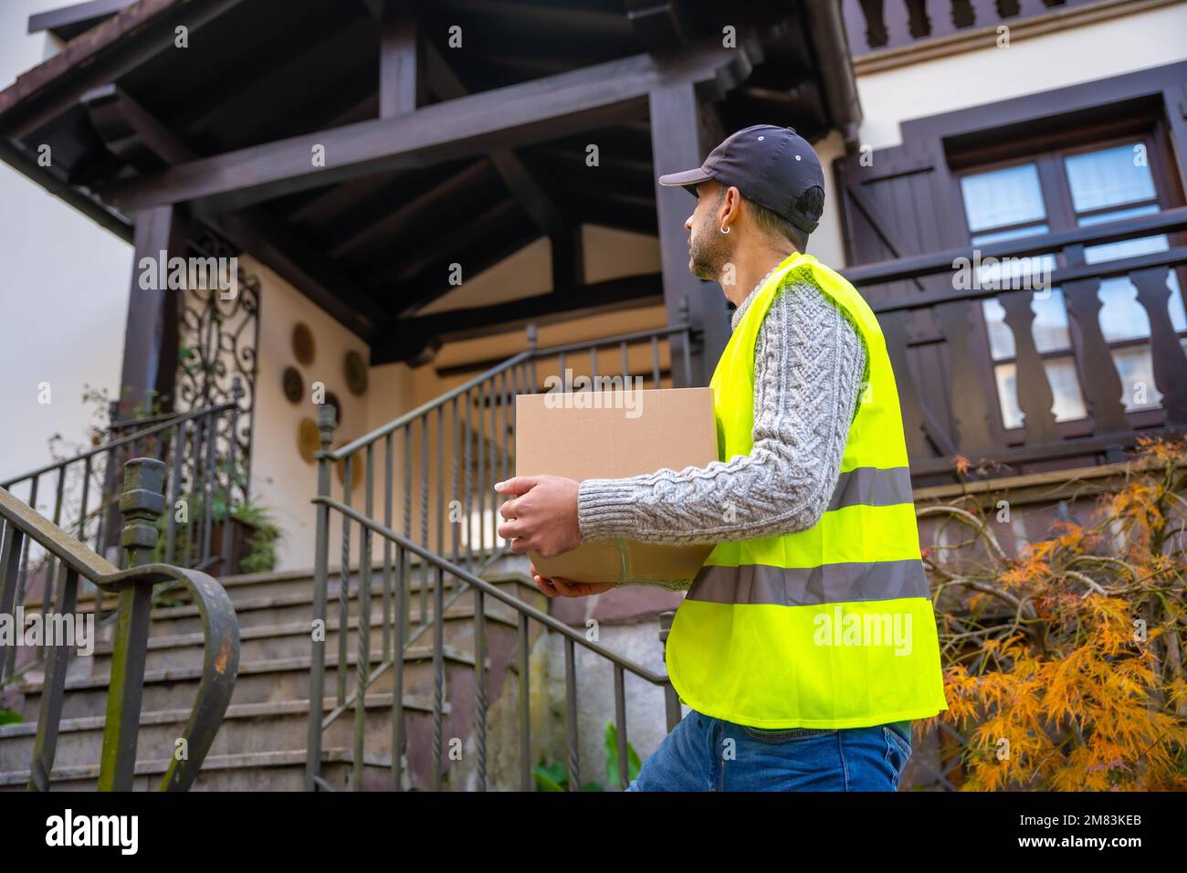 Customer waiting for parcel delivery hi-res stock photography and ...