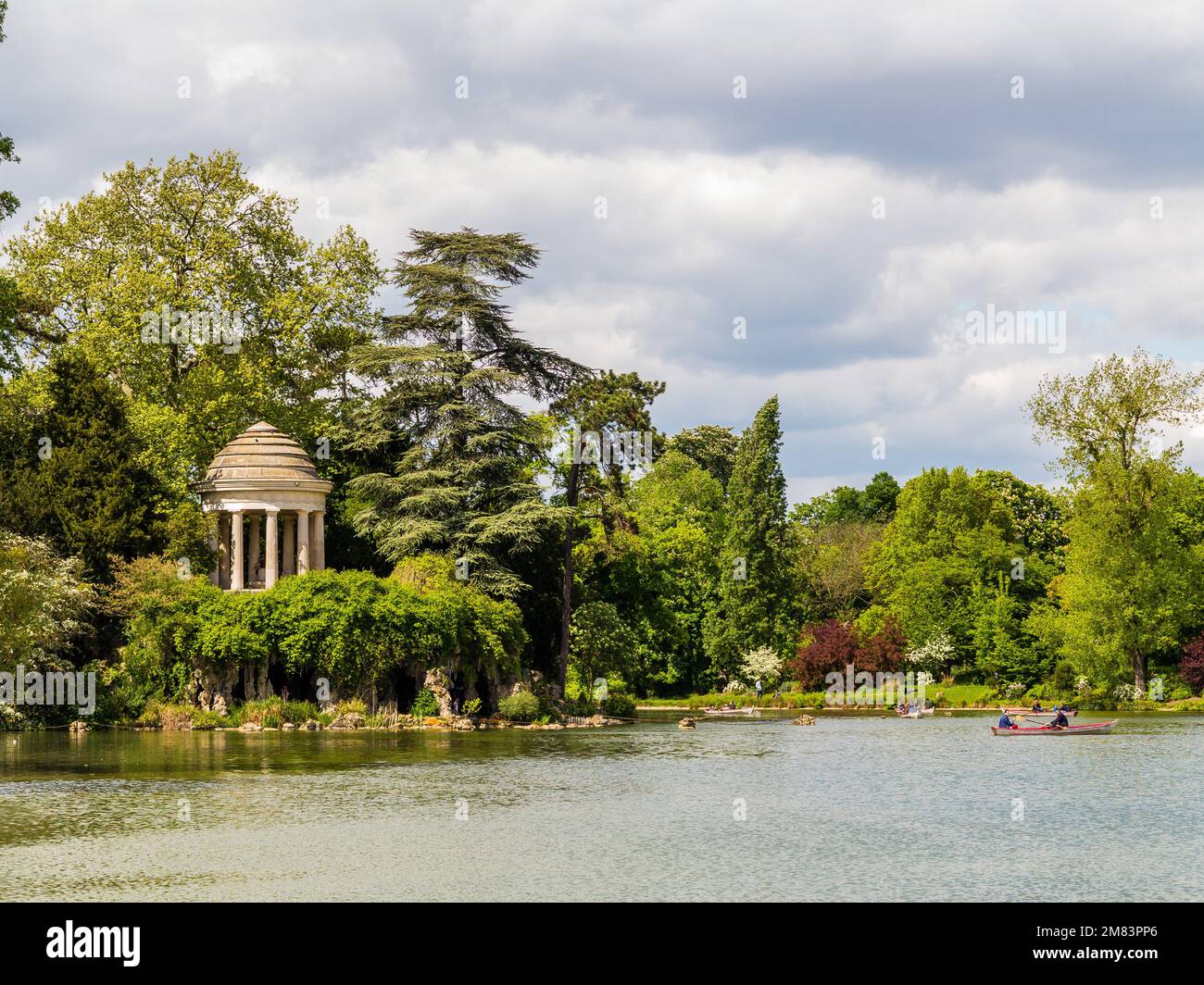 LAKE AND ROTUNDA, LAKE DAUMESNIL, BOIS DE VINCENNES, PARIS, ILE DE ...