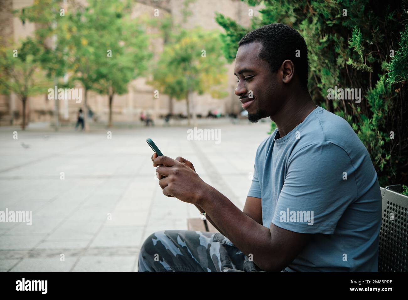 Man using smart phone bench hi-res stock photography and images - Alamy