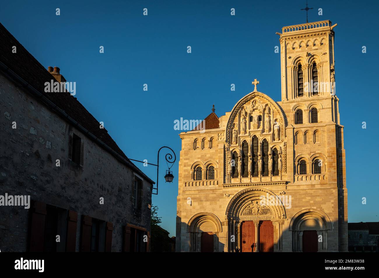 SAINT MARY MAGDALENE BASILICA, VEZELAY, (89) YONNE, BOURGUNDY, FRANCE Stock Photo - Alamy