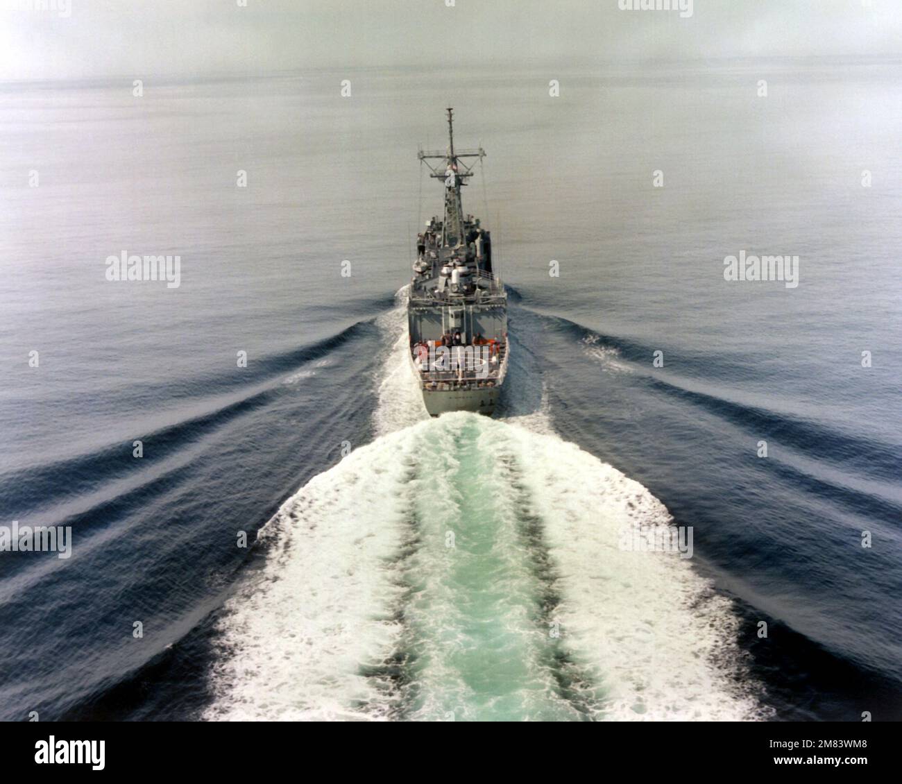 A stern view of the guided missile frigate SIMPSON (FFG-56) underway ...