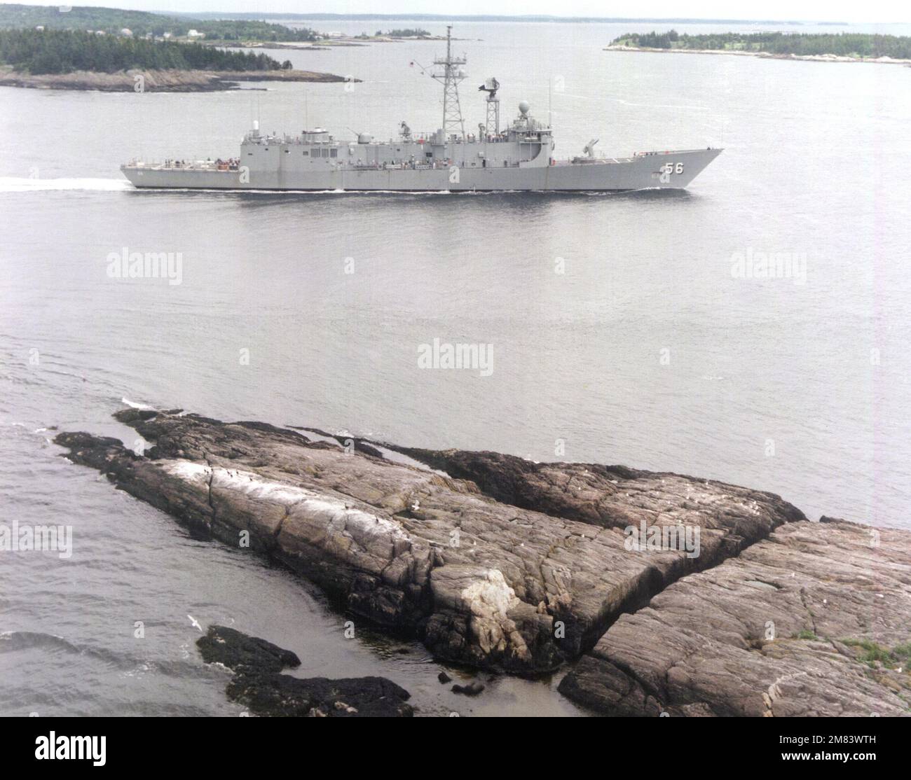 A starboard beam view of the guided missile frigate SIMPSON (FFG-56 ...