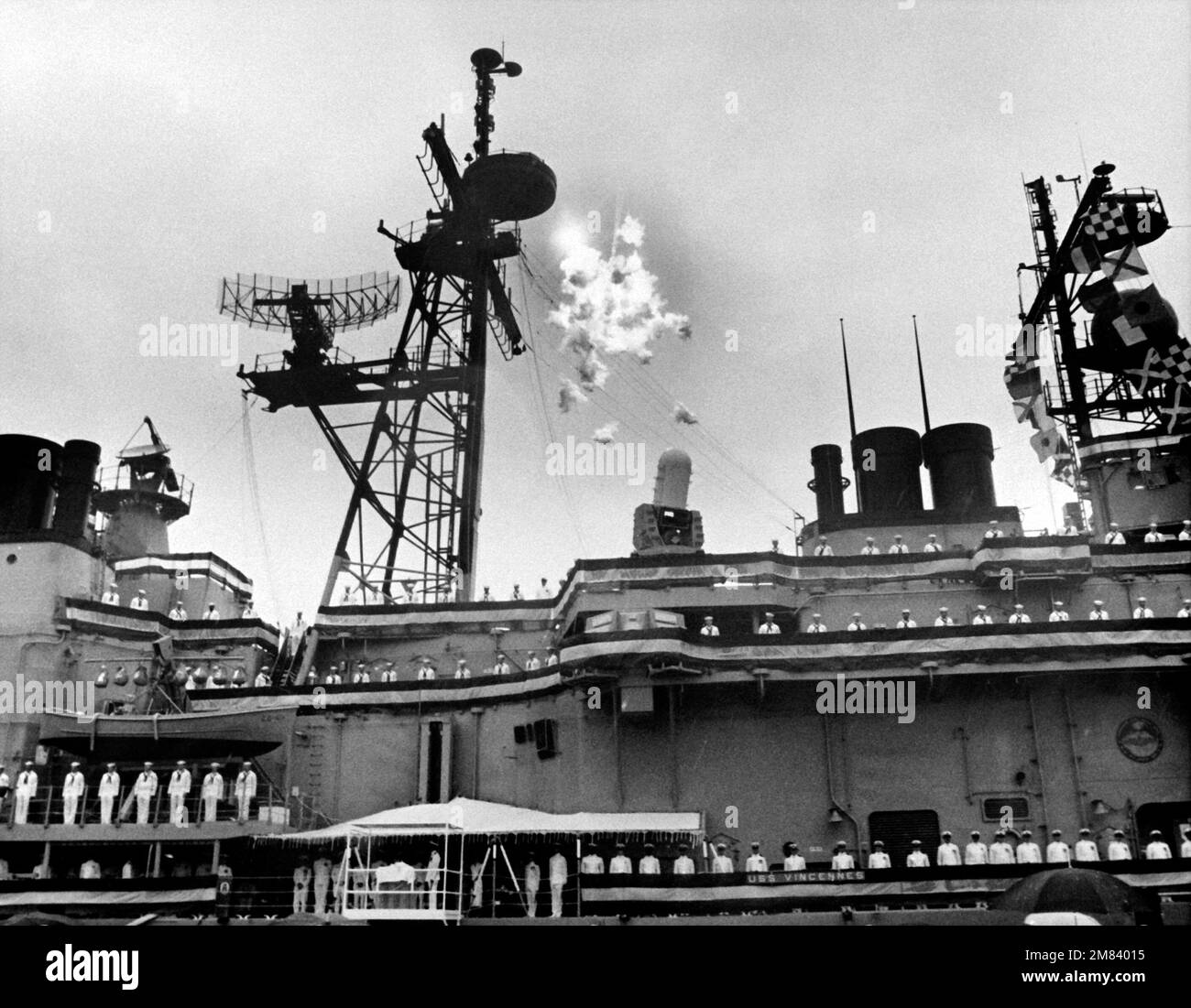 Uss vincennes cg 49 hi-res stock photography and images - Alamy