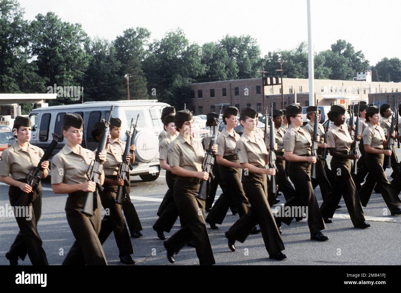 The Marine Corps first all-woman drill platoon marches in formation ...