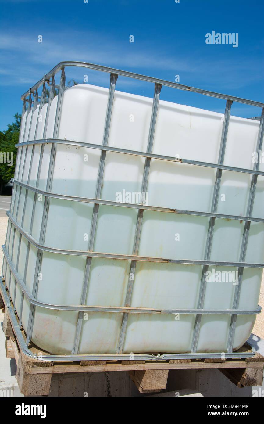 Almost full container hi-res stock photography and images - Alamy