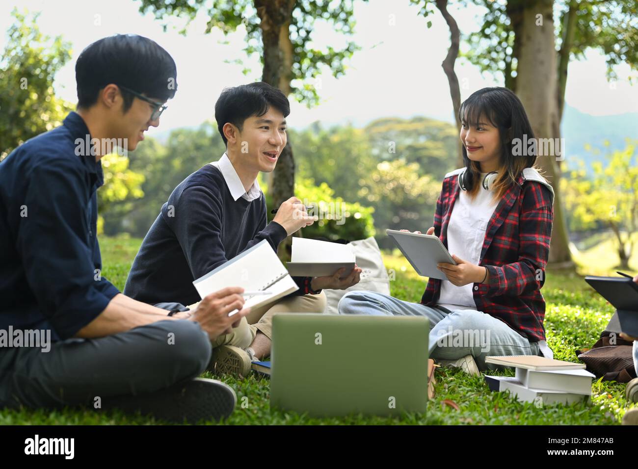 Group students friendly study discussion hi-res stock photography and ...