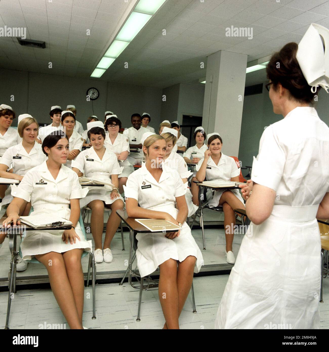 U.S. Army nurses attend a class. Country: Unknown Stock Photo - Alamy