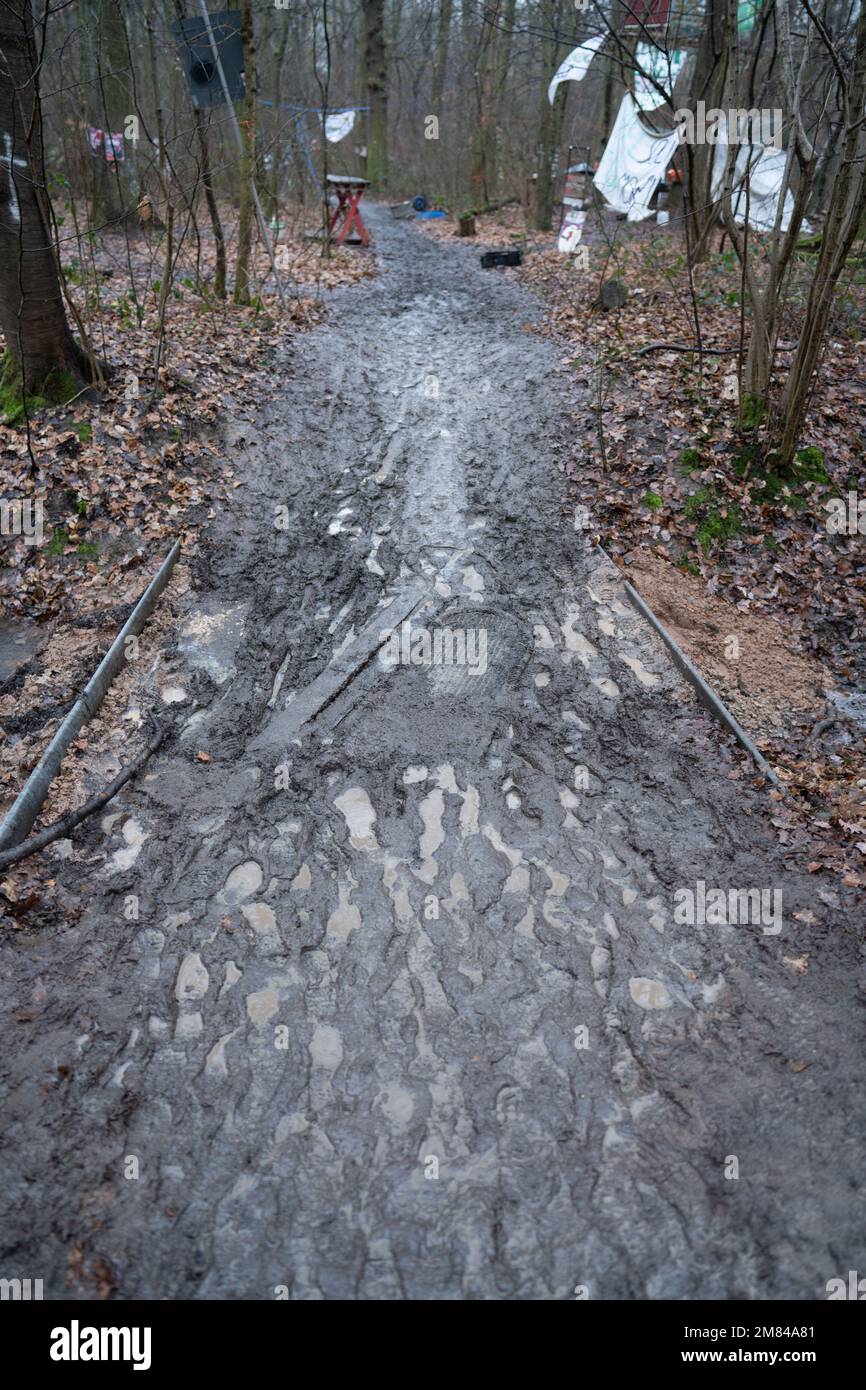 12 January 2023, Hessen, Frankfurt/Main: A path in the Fechenheim ...