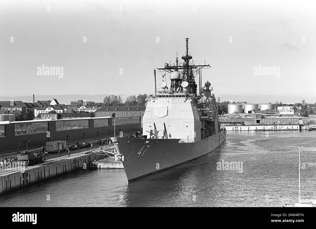 A port bow view of the guided missile cruiser USS TICONDEROGA (CG 47 ...
