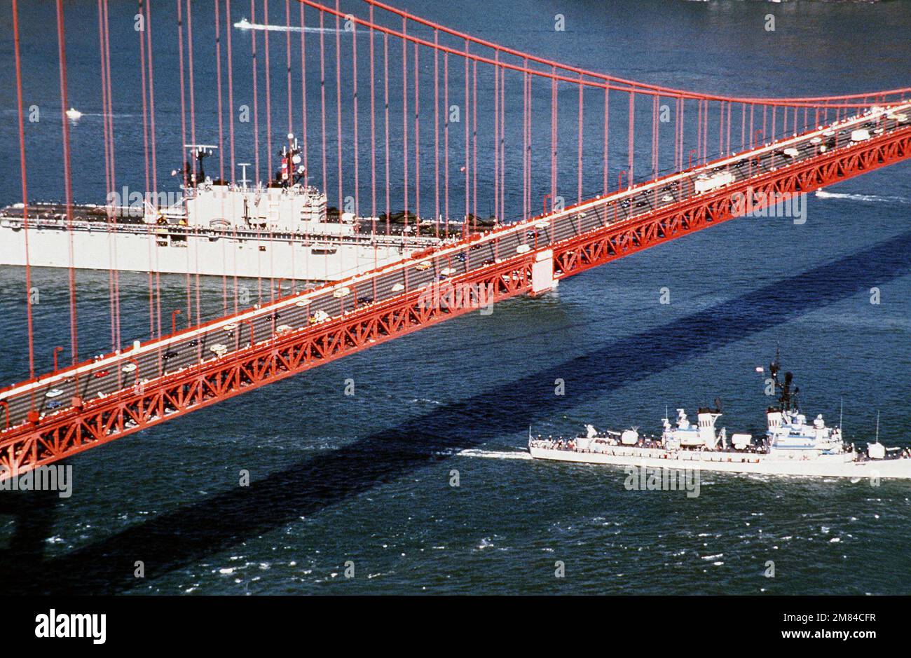Aerial starboard view of the amphibious assault ship USS PELELIU (LHA 5 ...