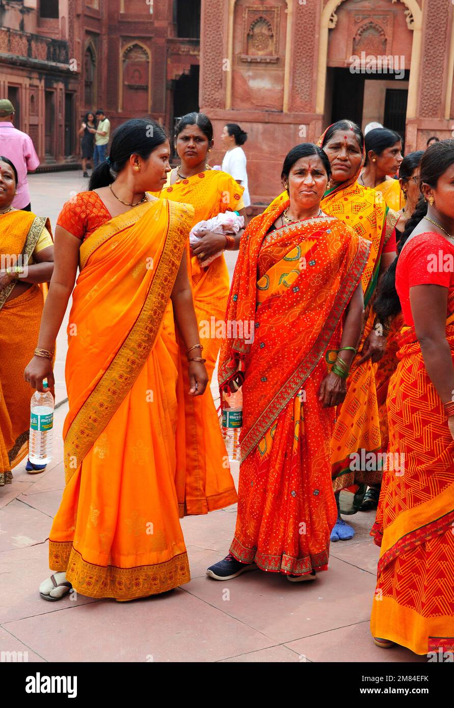 Group women indian clothes hi-res stock photography and images - Alamy