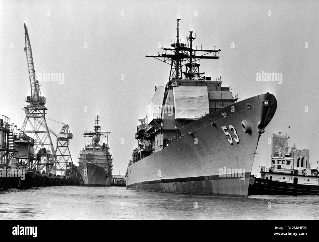 Starboard bow view of the Aegis guided missile cruiser MOBILE BAY (CG ...