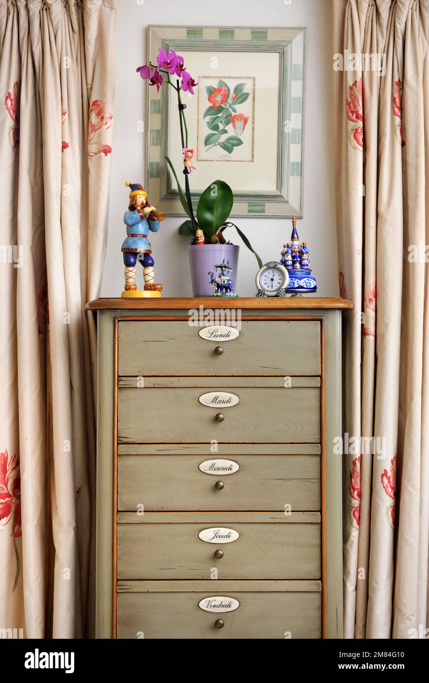 A chest of drawers with the days of the week in French Stock Photo - Alamy