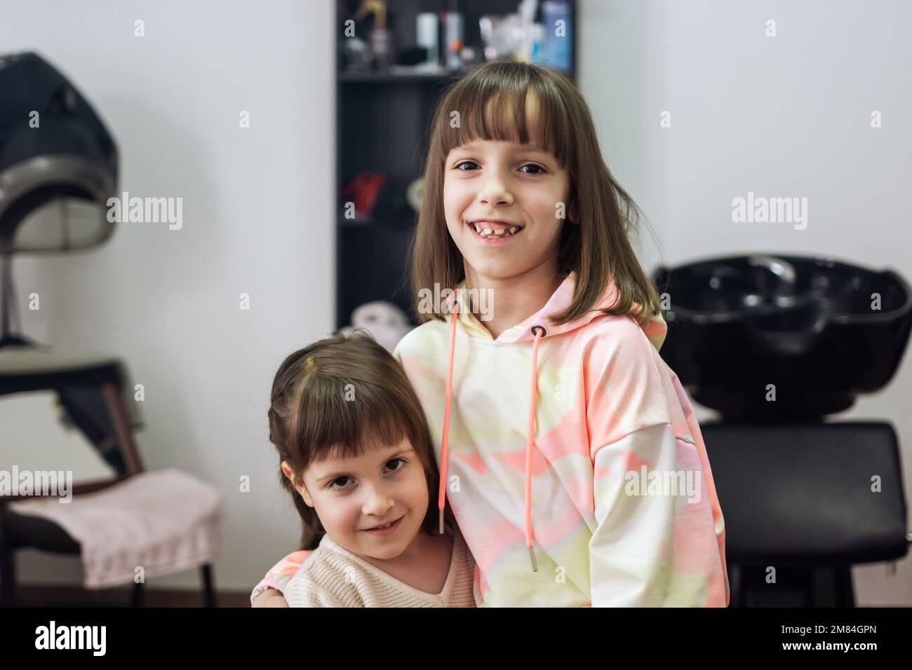Girls cutting hair hi-res stock photography and images - Alamy