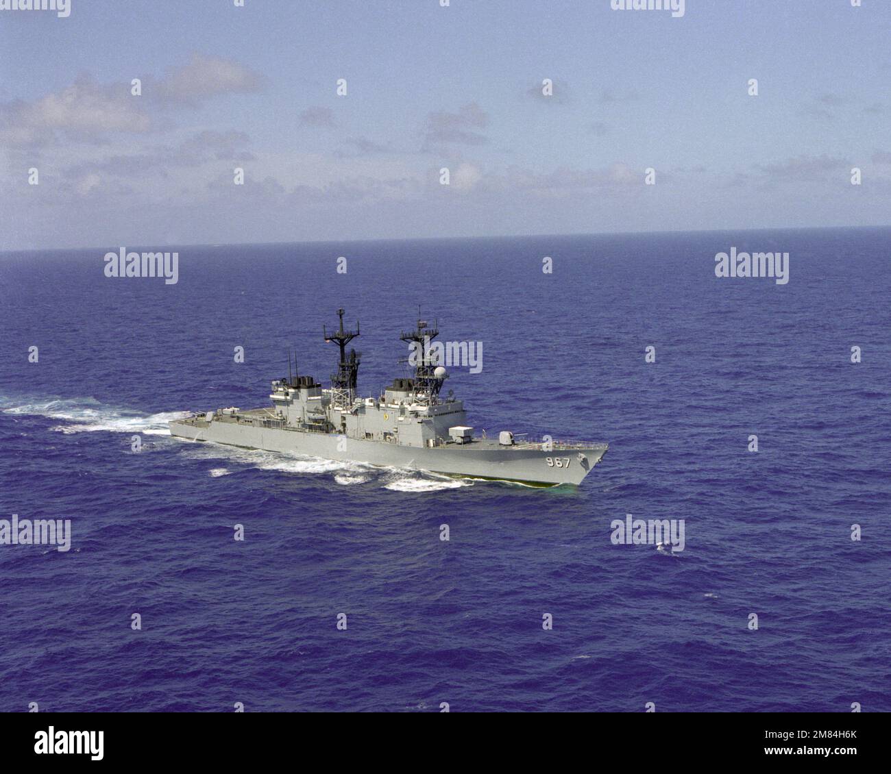 A starboard bow view of the destroyer USS ELLIOTT (DD-967) underway ...