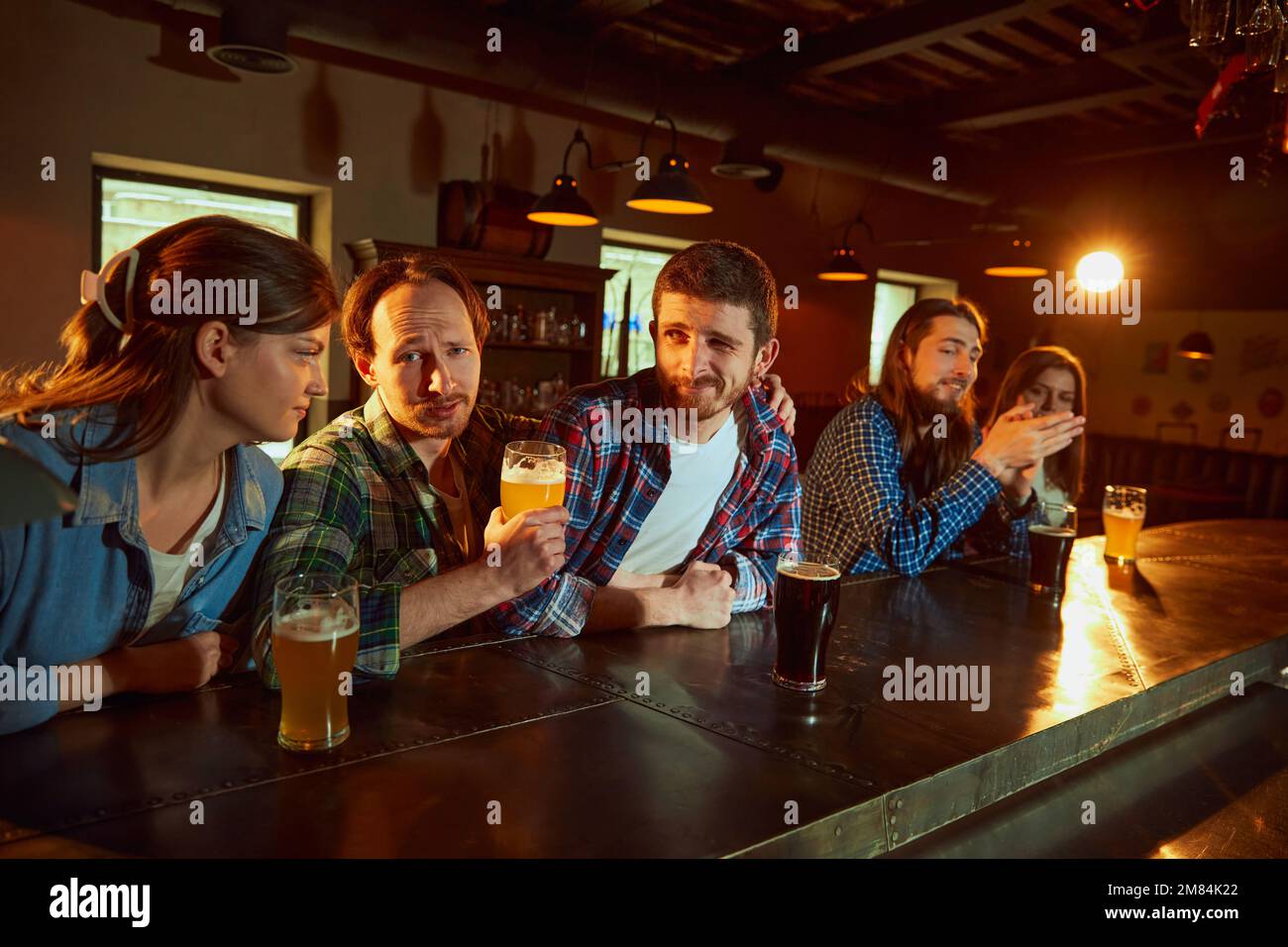 Man woman arguing football hi-res stock photography and images - Alamy