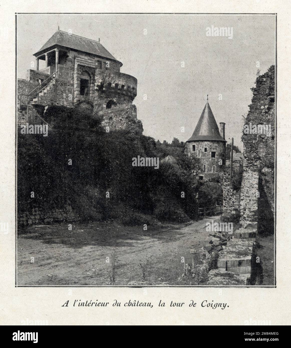 FOUGÈRES ; À L'INTÉRIEUR DU CHÂTEAU, LA TOUR DE COIGNY. FRANCE. 1929 ...
