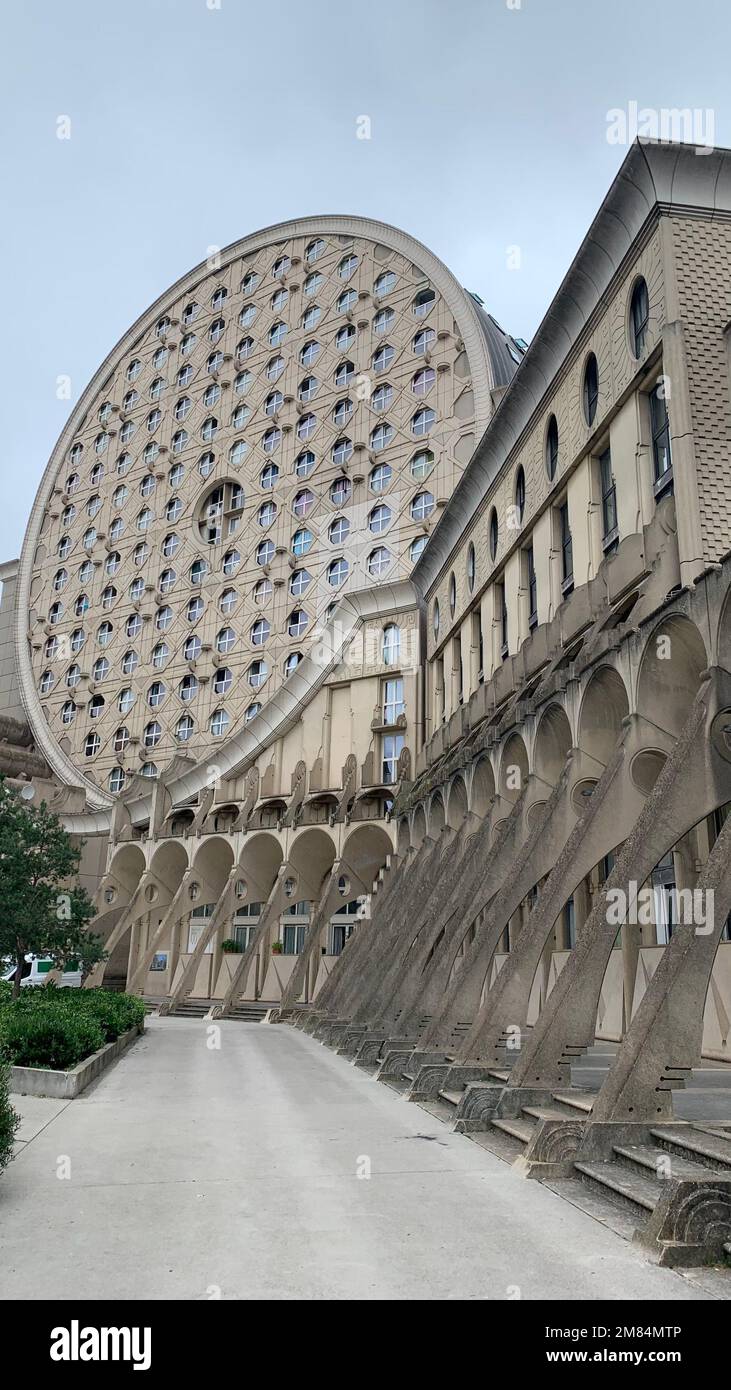 A vertical shot of Picasso's Arenas by Manuel Nunez Yanowsky in Noisy ...