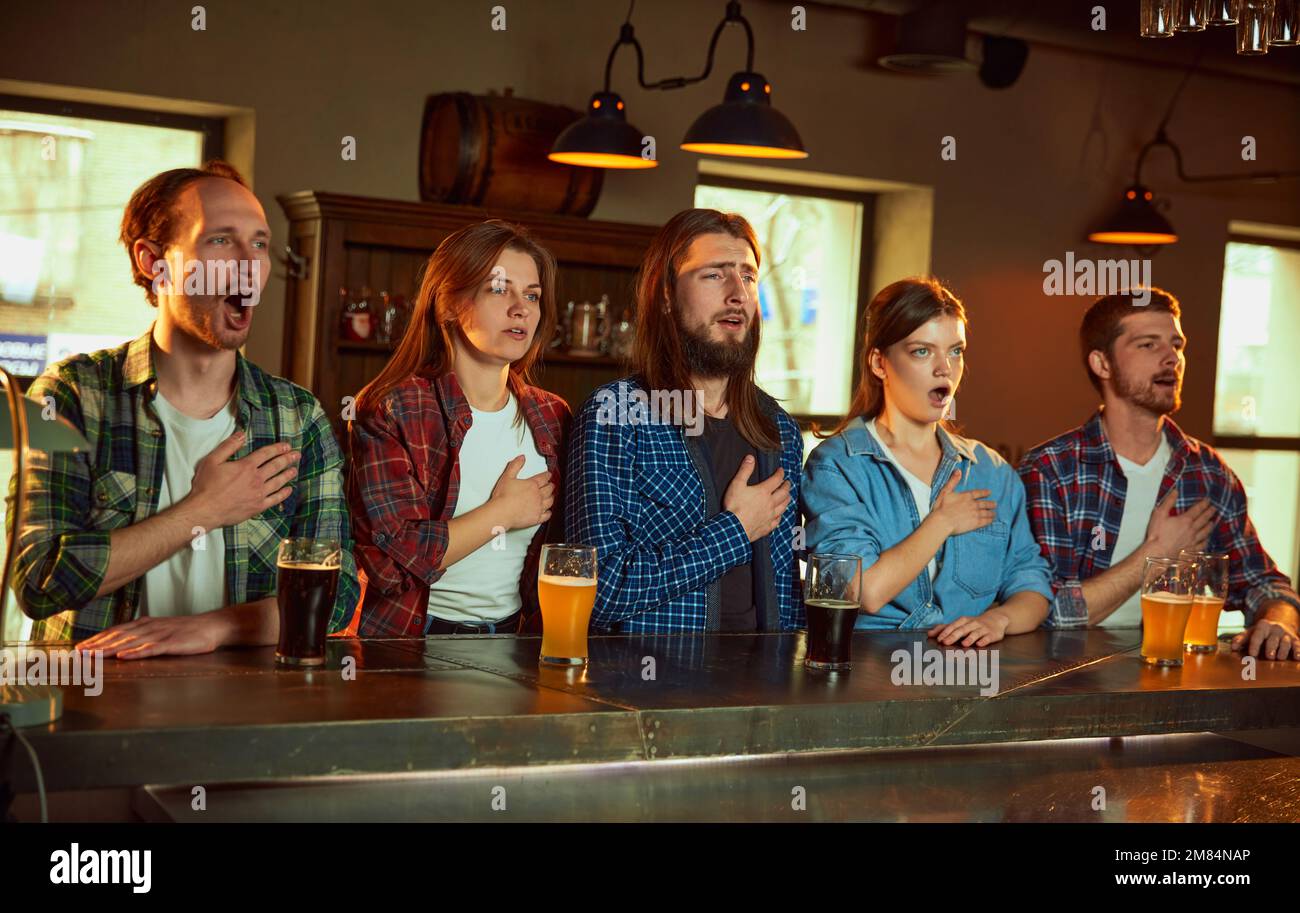 American team singing national anthem hi-res stock photography and ...